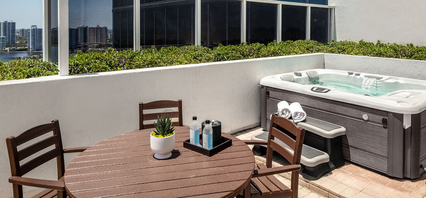 Exclusive Offer: Patio Hot Tub Rooms at Trump International Beach ...